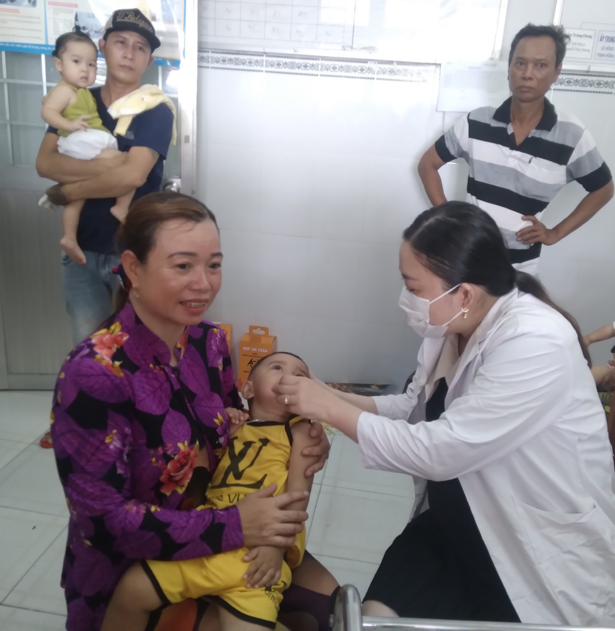 Trung tâm y tế huyện Vĩnh Lợi tổ chức chiến dịch uống bổ sung Vitamin A liều cao và các hoạt ...